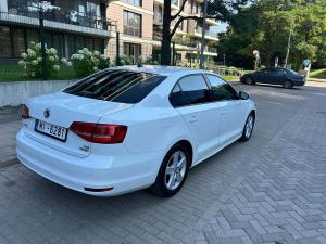 White Volkswagen Jetta 2015 in Vilnius, with an engine capacity of 1.97 L and mileage of 252 thousand km for 5200 €, photo 6 on AUTOMOTO.COM.LV