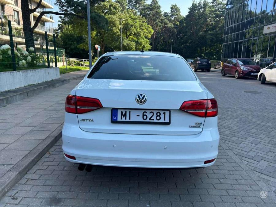 White Volkswagen Jetta 2015 in Vilnius, with an engine capacity of 1.97 L and mileage of 252 thousand km for 5200 €, photo 7 on AUTOMOTO.COM.LV