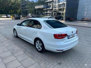 White Volkswagen Jetta 2015 in Vilnius, with an engine capacity of 1.97 L and mileage of 252 thousand km for 5200 €, photo 8 on AUTOMOTO.COM.LV