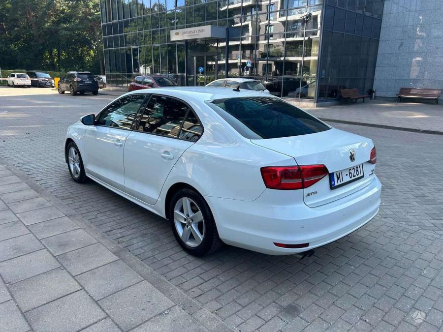White Volkswagen Jetta 2015 in Vilnius, with an engine capacity of 1.97 L and mileage of 252 thousand km for 5200 €, photo 8 on AUTOMOTO.COM.LV