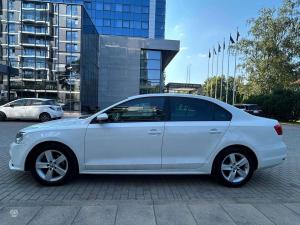 White Volkswagen Jetta 2015 in Vilnius, with an engine capacity of 1.97 L and mileage of 252 thousand km for 5200 €, photo 9 on AUTOMOTO.COM.LV