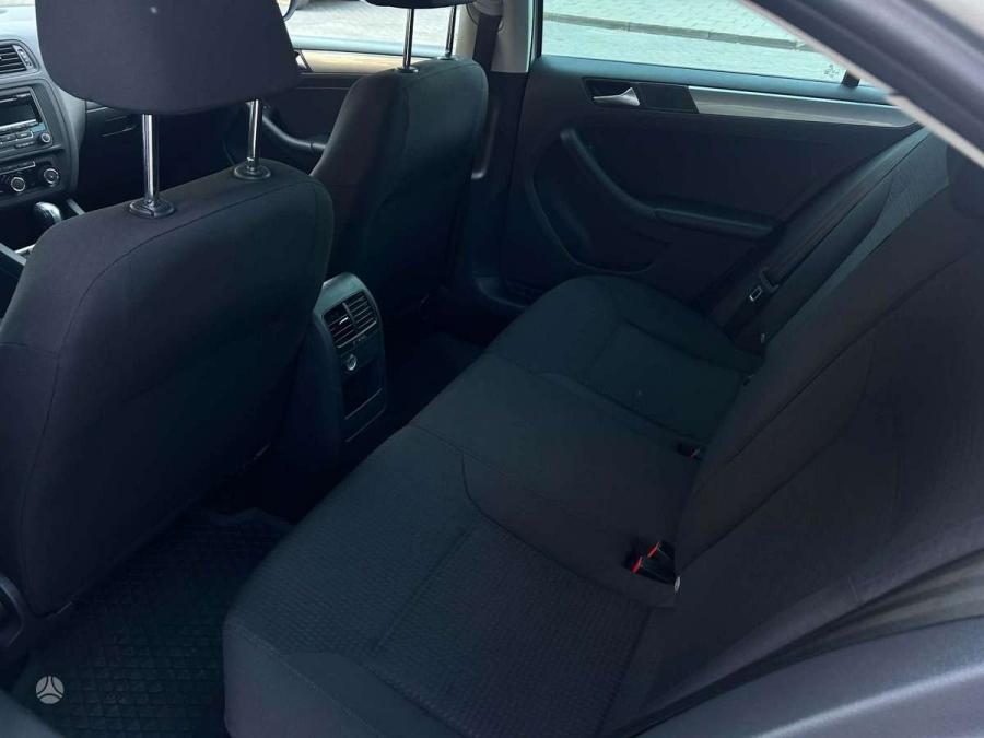 White Volkswagen Jetta 2015 in Vilnius, with an engine capacity of 1.97 L and mileage of 252 thousand km for 5200 €, photo 11 on AUTOMOTO.COM.LV