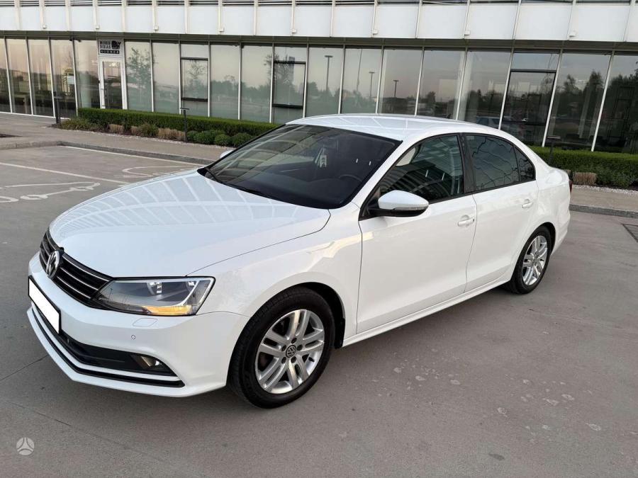 White Volkswagen Jetta 2015 in Vilnius, with an engine capacity of 1.97 L and mileage of 153 thousand km for 7200 €, photo 3 on AUTOMOTO.COM.LV