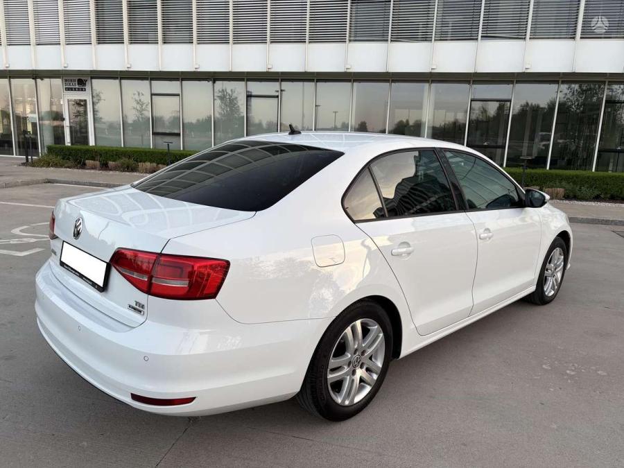 White Volkswagen Jetta 2015 in Vilnius, with an engine capacity of 1.97 L and mileage of 153 thousand km for 7200 €, photo 4 on AUTOMOTO.COM.LV