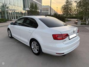 White Volkswagen Jetta 2015 in Vilnius, with an engine capacity of 1.97 L and mileage of 153 thousand km for 7200 €, photo 5 on AUTOMOTO.COM.LV