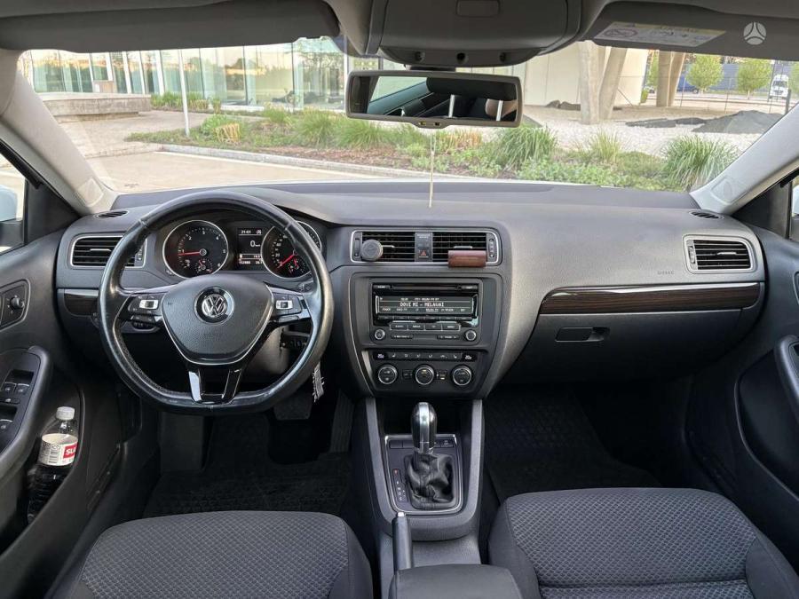 White Volkswagen Jetta 2015 in Vilnius, with an engine capacity of 1.97 L and mileage of 153 thousand km for 7200 €, photo 6 on AUTOMOTO.COM.LV