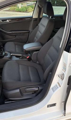 White Volkswagen Jetta 2015 in Vilnius, with an engine capacity of 1.97 L and mileage of 153 thousand km for 7200 €, photo 7 on AUTOMOTO.COM.LV