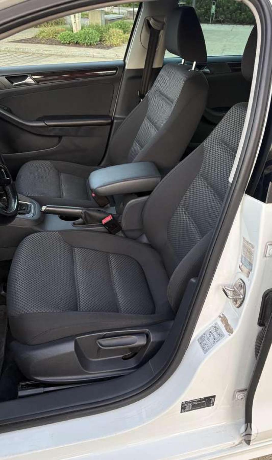White Volkswagen Jetta 2015 in Vilnius, with an engine capacity of 1.97 L and mileage of 153 thousand km for 7200 €, photo 7 on AUTOMOTO.COM.LV