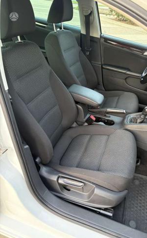 White Volkswagen Jetta 2015 in Vilnius, with an engine capacity of 1.97 L and mileage of 153 thousand km for 7200 €, photo 8 on AUTOMOTO.COM.LV