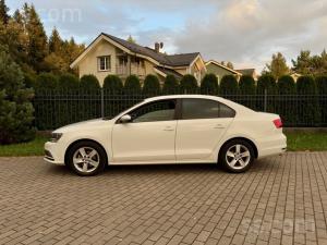 White Volkswagen Jetta 2015 in Riga, with an engine capacity of 2.00 L and mileage of 170 thousand km for 6500 €, photo 3 on AUTOMOTO.COM.LV