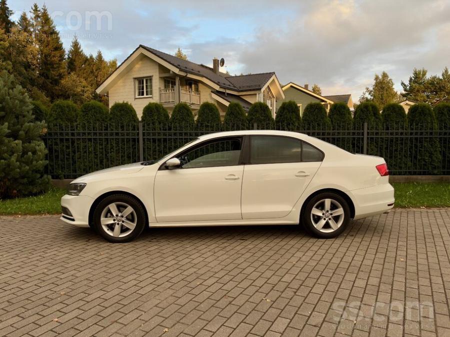 White Volkswagen Jetta 2015 in Riga, with an engine capacity of 2.00 L and mileage of 170 thousand km for 6500 €, photo 3 on AUTOMOTO.COM.LV