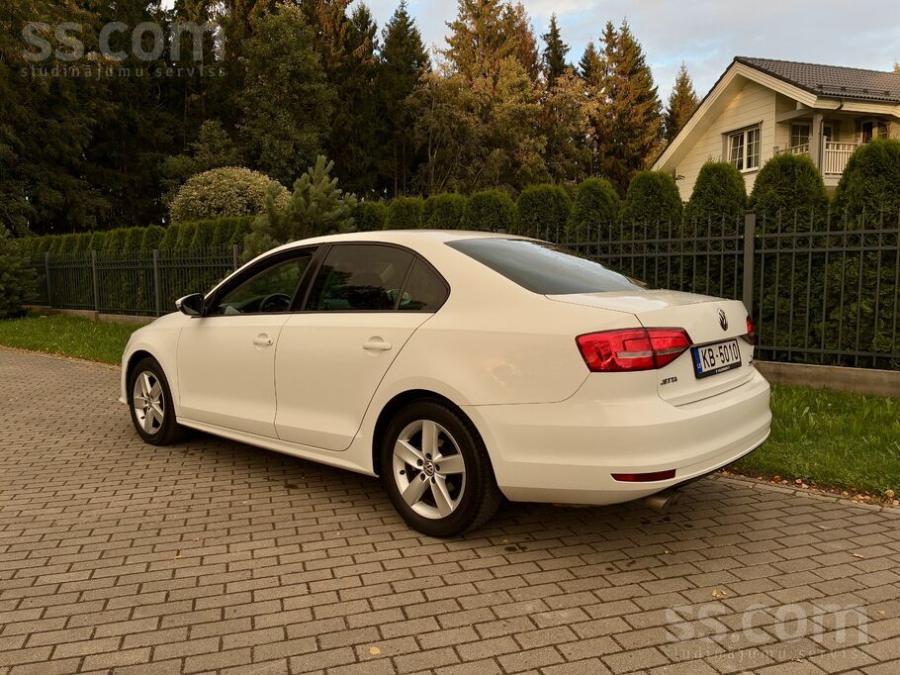 White Volkswagen Jetta 2015 in Riga, with an engine capacity of 2.00 L and mileage of 170 thousand km for 6500 €, photo 4 on AUTOMOTO.COM.LV