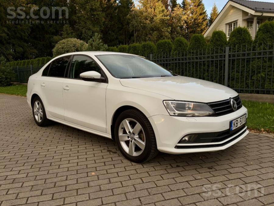 White Volkswagen Jetta 2015 in Riga, with an engine capacity of 2.00 L and mileage of 170 thousand km for 6500 €, photo 5 on AUTOMOTO.COM.LV