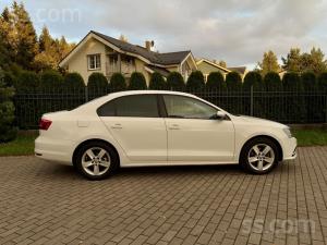 White Volkswagen Jetta 2015 in Riga, with an engine capacity of 2.00 L and mileage of 170 thousand km for 6500 €, photo 6 on AUTOMOTO.COM.LV