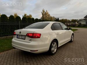 White Volkswagen Jetta 2015 in Riga, with an engine capacity of 2.00 L and mileage of 170 thousand km for 6500 €, photo 7 on AUTOMOTO.COM.LV
