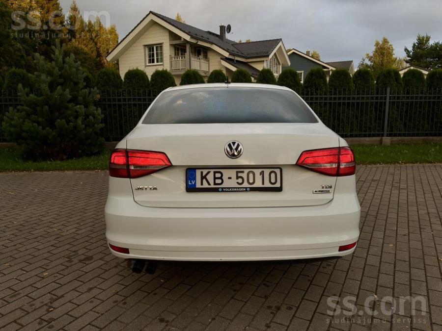 White Volkswagen Jetta 2015 in Riga, with an engine capacity of 2.00 L and mileage of 170 thousand km for 6500 €, photo 9 on AUTOMOTO.COM.LV