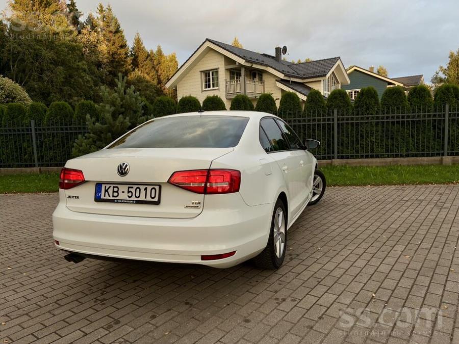 White Volkswagen Jetta 2015 in Riga, with an engine capacity of 2.00 L and mileage of 170 thousand km for 6500 €, photo 12 on AUTOMOTO.COM.LV
