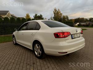 White Volkswagen Jetta 2015 in Riga, with an engine capacity of 2.00 L and mileage of 170 thousand km for 6500 €, photo 15 on AUTOMOTO.COM.LV