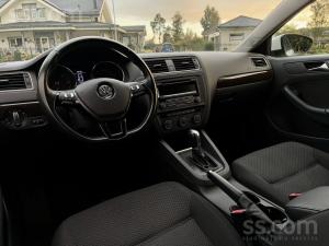 White Volkswagen Jetta 2015 in Riga, with an engine capacity of 2.00 L and mileage of 170 thousand km for 6500 €, photo 16 on AUTOMOTO.COM.LV