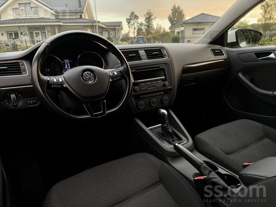 White Volkswagen Jetta 2015 in Riga, with an engine capacity of 2.00 L and mileage of 170 thousand km for 6500 €, photo 16 on AUTOMOTO.COM.LV