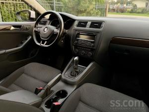White Volkswagen Jetta 2015 in Riga, with an engine capacity of 2.00 L and mileage of 170 thousand km for 6500 €, photo 18 on AUTOMOTO.COM.LV