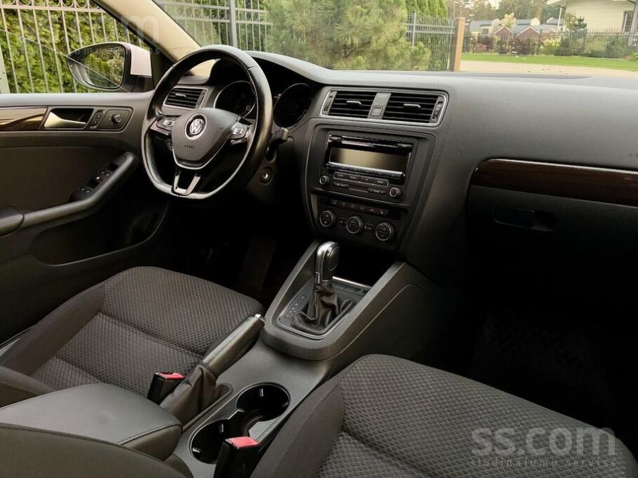 White Volkswagen Jetta 2015 in Riga, with an engine capacity of 2.00 L and mileage of 170 thousand km for 6500 €, photo 18 on AUTOMOTO.COM.LV
