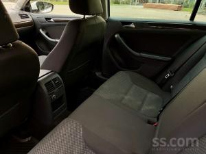 White Volkswagen Jetta 2015 in Riga, with an engine capacity of 2.00 L and mileage of 170 thousand km for 6500 €, photo 19 on AUTOMOTO.COM.LV