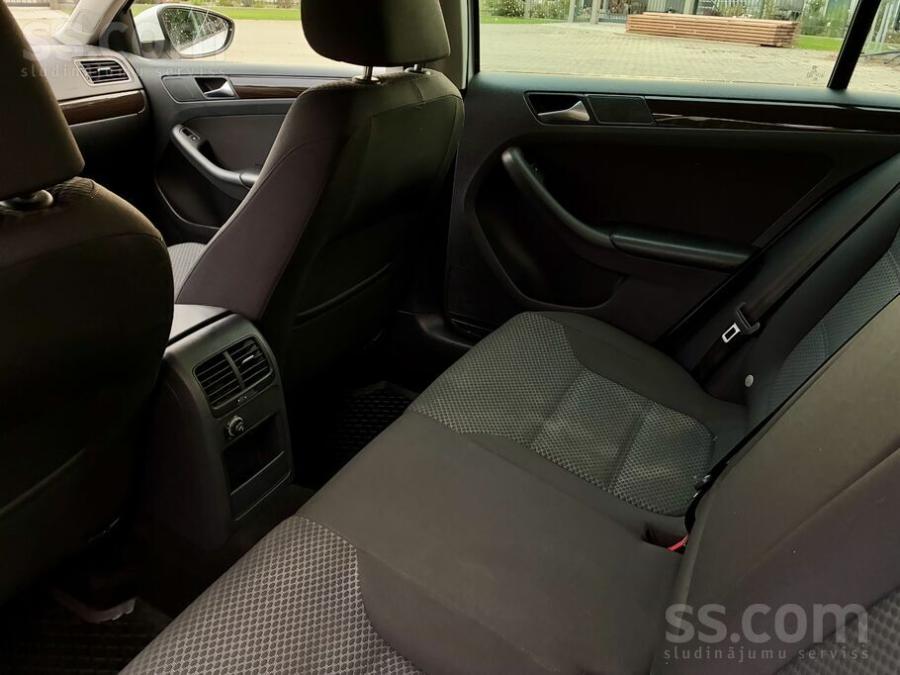 White Volkswagen Jetta 2015 in Riga, with an engine capacity of 2.00 L and mileage of 170 thousand km for 6500 €, photo 19 on AUTOMOTO.COM.LV