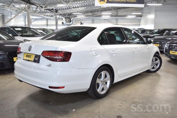 White Volkswagen Jetta 2016 in Riga, with an engine capacity of 2.00 L and mileage of 195 thousand km for 6500 €, photo 2 on AUTOMOTO.COM.LV