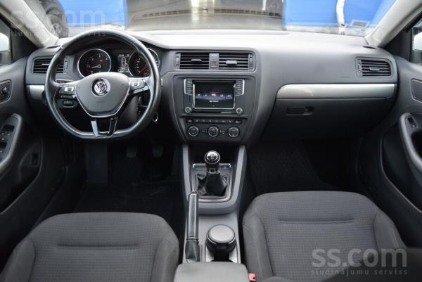 White Volkswagen Jetta 2016 in Riga, with an engine capacity of 2.00 L and mileage of 195 thousand km for 6500 €, photo 4 on AUTOMOTO.COM.LV