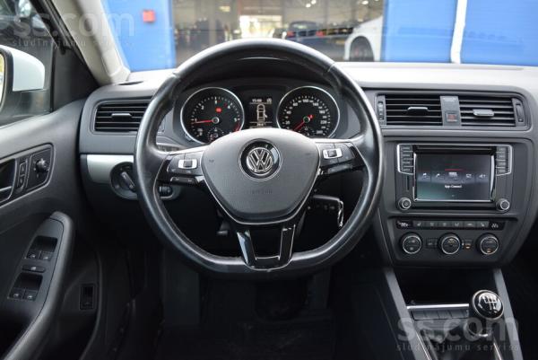 White Volkswagen Jetta 2016 in Riga, with an engine capacity of 2.00 L and mileage of 195 thousand km for 6500 €, photo 10 on AUTOMOTO.COM.LV