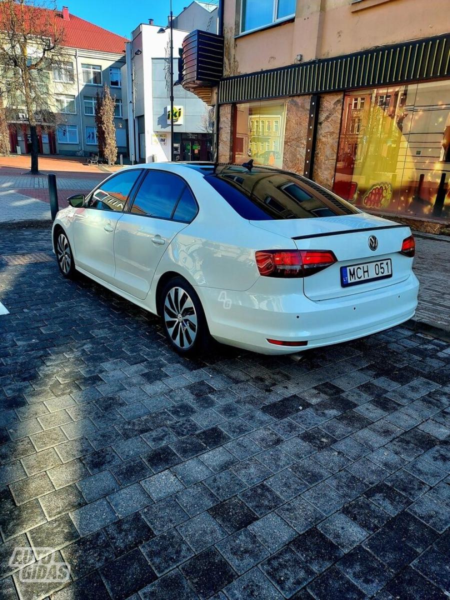 Balts Volkswagen Jetta 2016 Šauļi, ar dzinēja tilpumu 1.80 L un nobraukumu 146 tūkst. km par 5500 €, foto 3 vietnē AUTOMOTO.COM.LV