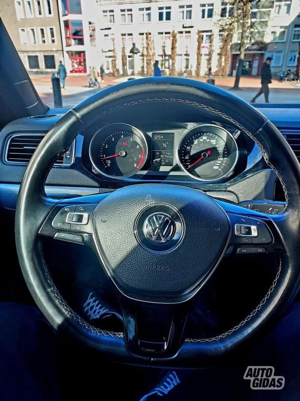 White Volkswagen Jetta 2016 in Siauliai, with an engine capacity of 1.80 L and mileage of 146 thousand km for 5500 €, photo 5 on AUTOMOTO.COM.LV