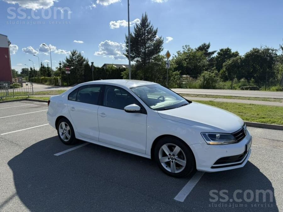 White Volkswagen Jetta 2016 in Riga, with an engine capacity of 2.00 L and mileage of 177 thousand km for 7000 €, photo 1 on AUTOMOTO.COM.LV