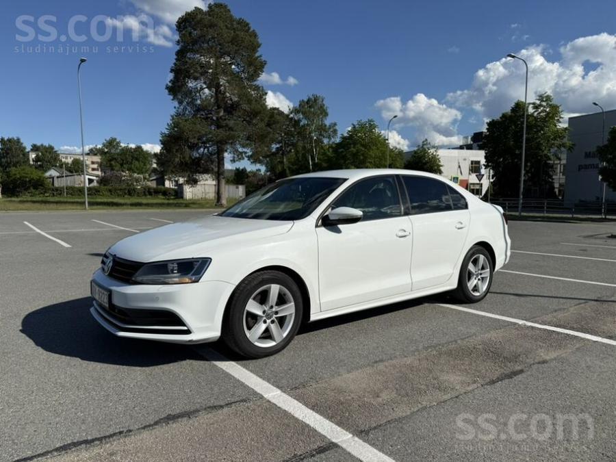 White Volkswagen Jetta 2016 in Riga, with an engine capacity of 2.00 L and mileage of 177 thousand km for 7000 €, photo 3 on AUTOMOTO.COM.LV