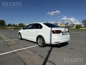 White Volkswagen Jetta 2016 in Riga, with an engine capacity of 2.00 L and mileage of 177 thousand km for 7000 €, photo 4 on AUTOMOTO.COM.LV