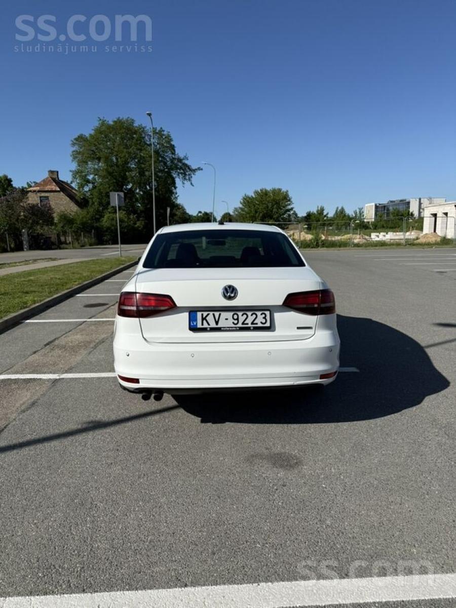 White Volkswagen Jetta 2016 in Riga, with an engine capacity of 2.00 L and mileage of 177 thousand km for 7000 €, photo 5 on AUTOMOTO.COM.LV