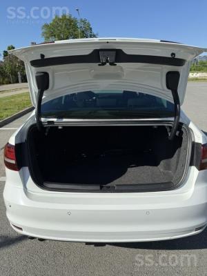 White Volkswagen Jetta 2016 in Riga, with an engine capacity of 2.00 L and mileage of 177 thousand km for 7000 €, photo 6 on AUTOMOTO.COM.LV