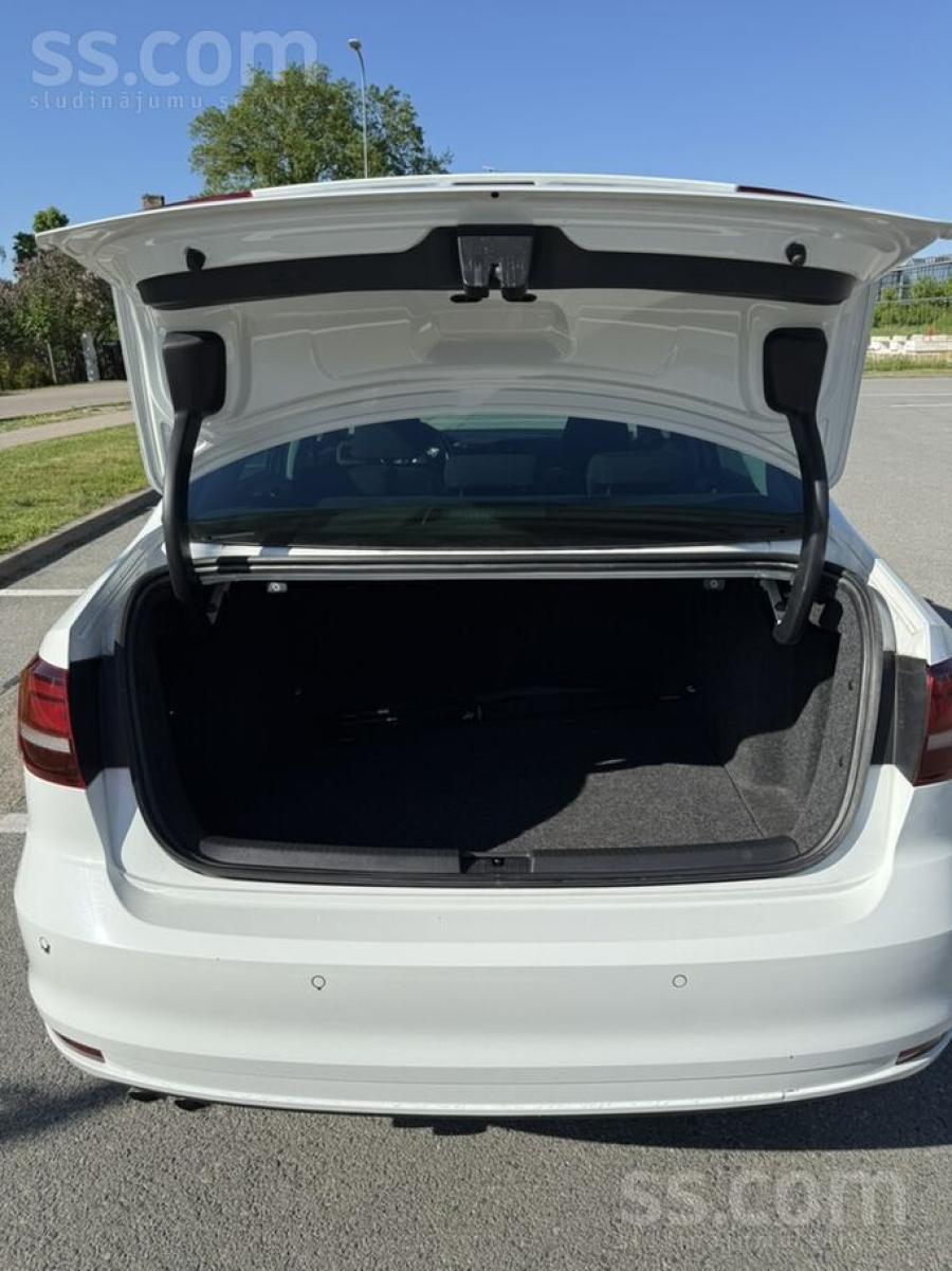 White Volkswagen Jetta 2016 in Riga, with an engine capacity of 2.00 L and mileage of 177 thousand km for 7000 €, photo 6 on AUTOMOTO.COM.LV
