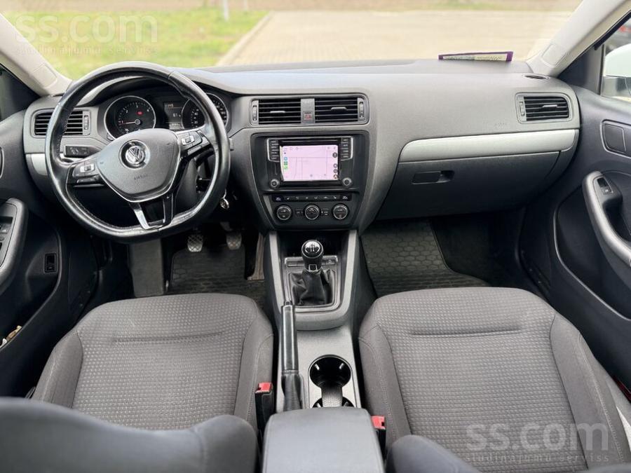 White Volkswagen Jetta 2016 in Riga, with an engine capacity of 2.00 L and mileage of 177 thousand km for 7000 €, photo 8 on AUTOMOTO.COM.LV