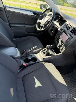 White Volkswagen Jetta 2016 in Riga, with an engine capacity of 2.00 L and mileage of 177 thousand km for 7000 €, photo 10 on AUTOMOTO.COM.LV