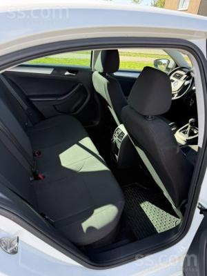 White Volkswagen Jetta 2016 in Riga, with an engine capacity of 2.00 L and mileage of 177 thousand km for 7000 €, photo 11 on AUTOMOTO.COM.LV