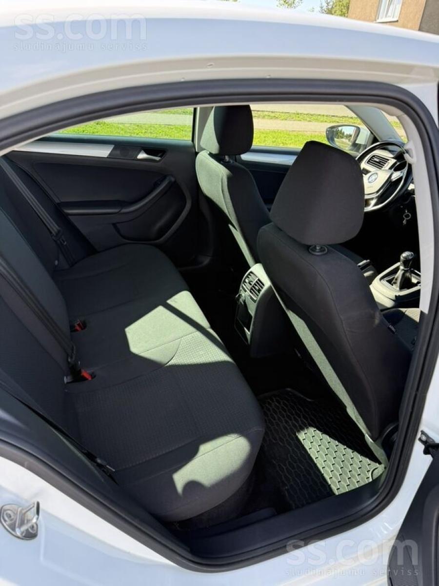 White Volkswagen Jetta 2016 in Riga, with an engine capacity of 2.00 L and mileage of 177 thousand km for 7000 €, photo 11 on AUTOMOTO.COM.LV