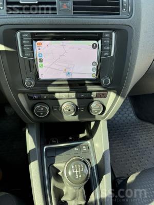 White Volkswagen Jetta 2016 in Riga, with an engine capacity of 2.00 L and mileage of 177 thousand km for 7000 €, photo 12 on AUTOMOTO.COM.LV