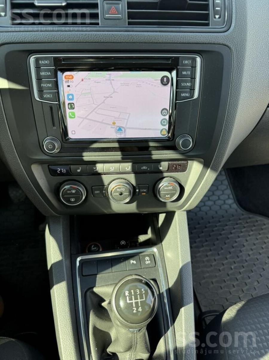 White Volkswagen Jetta 2016 in Riga, with an engine capacity of 2.00 L and mileage of 177 thousand km for 7000 €, photo 12 on AUTOMOTO.COM.LV