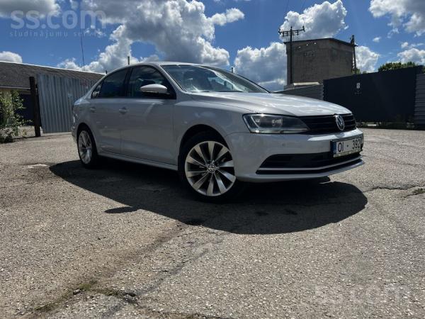 White Volkswagen Jetta 2016 in Rezekne, with an engine capacity of 2.00 L and mileage of 197 thousand km for 7600 €, photo 1 on AUTOMOTO.COM.LV