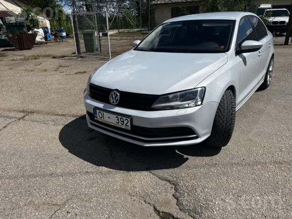 White Volkswagen Jetta 2016 in Rezekne, with an engine capacity of 2.00 L and mileage of 197 thousand km for 7600 €, photo 2 on AUTOMOTO.COM.LV