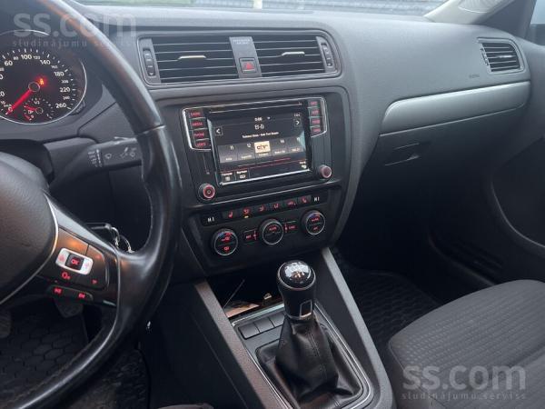 White Volkswagen Jetta 2016 in Rezekne, with an engine capacity of 2.00 L and mileage of 197 thousand km for 7600 €, photo 6 on AUTOMOTO.COM.LV