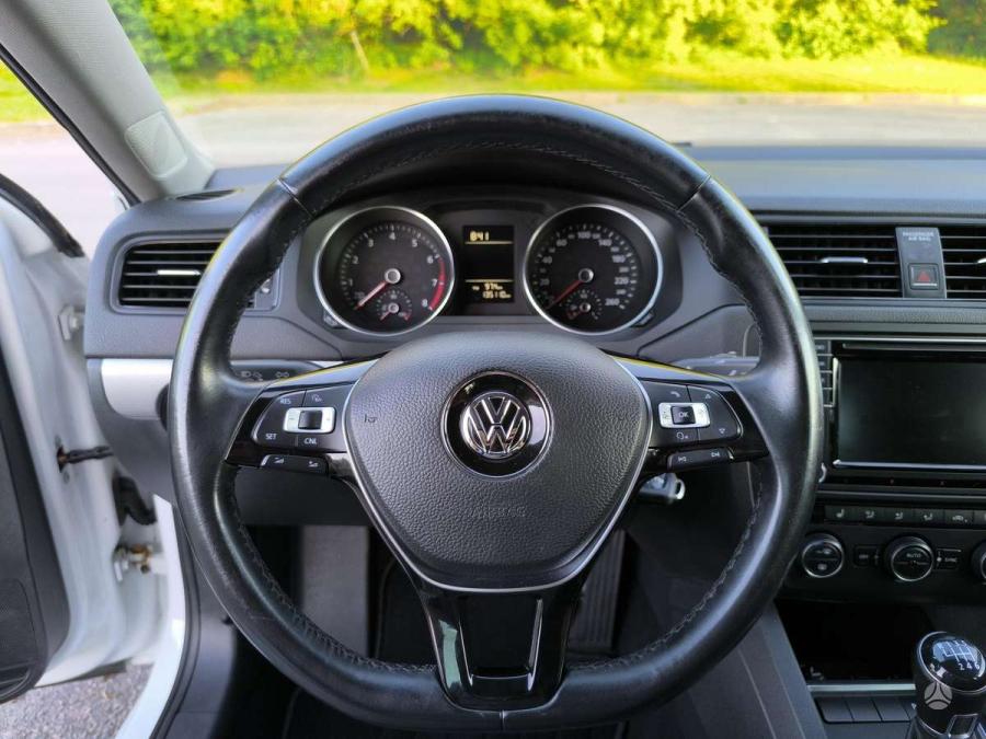 Balts Volkswagen Jetta 2016 Viļņa, ar dzinēja tilpumu 1.40 L un nobraukumu 135 tūkst. km par 6800 €, foto 18 vietnē AUTOMOTO.COM.LV