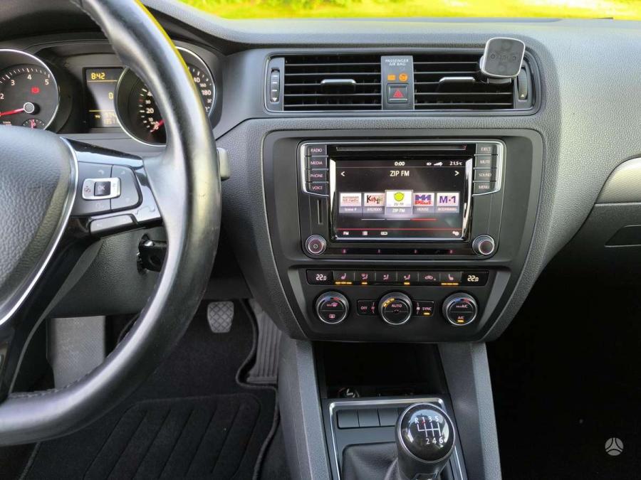 Balts Volkswagen Jetta 2016 Viļņa, ar dzinēja tilpumu 1.40 L un nobraukumu 135 tūkst. km par 6800 €, foto 21 vietnē AUTOMOTO.COM.LV